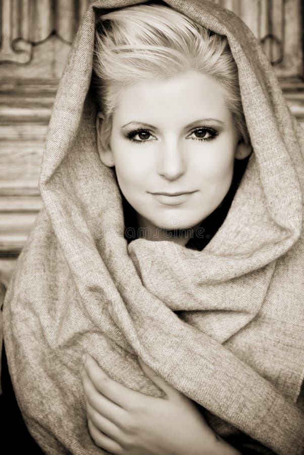 Giovane Bellezza Che Indossa Un Velo Arabo Fotografia Stock - Immagine ...