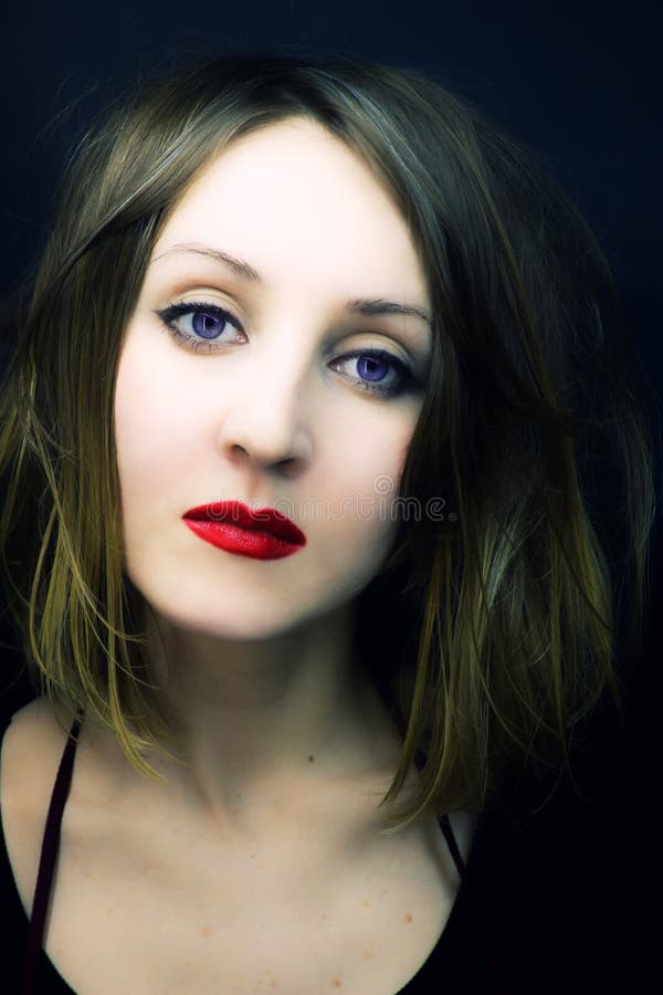 Giovane Bellezza Con Gli Occhi Viola Fotografia Stock - Immagine di ...