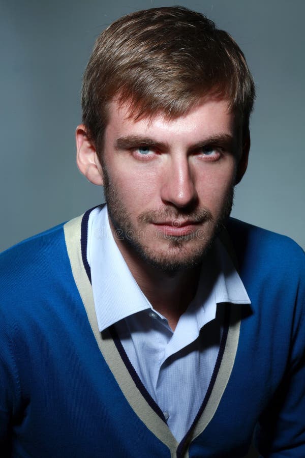 Modello Maschile Giovane E Attraente Fotografia Stock - Immagine di ...