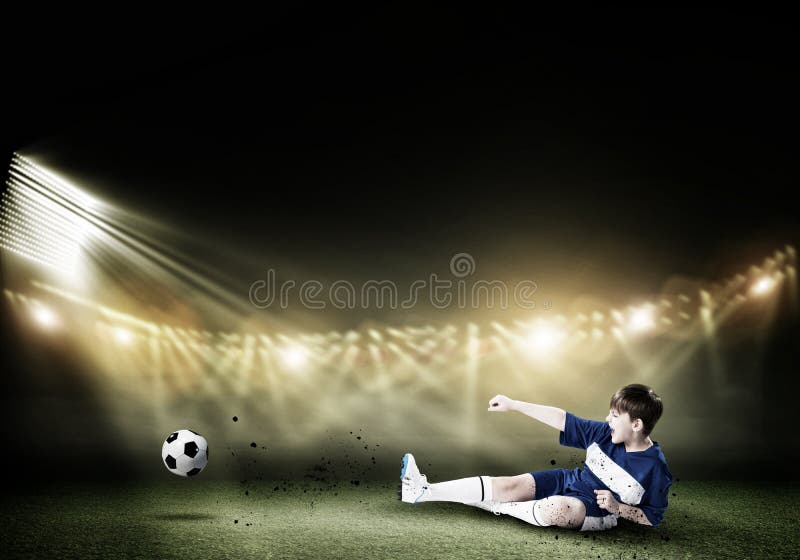 Giovane calciatore immagine stock. Immagine di giocatore - 76250055