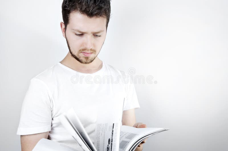 Studente Universitario O Uomo Che Legge Un Libro Di Testo Immagine ...