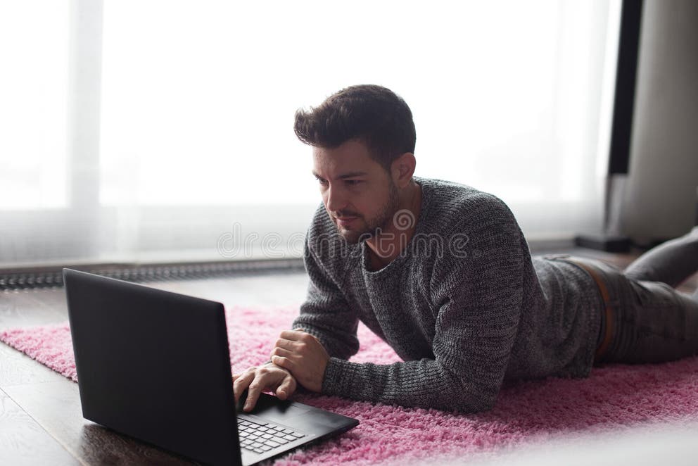 Giovane Che Scrive Sul Computer Portatile a Casa Fotografia Stock ...