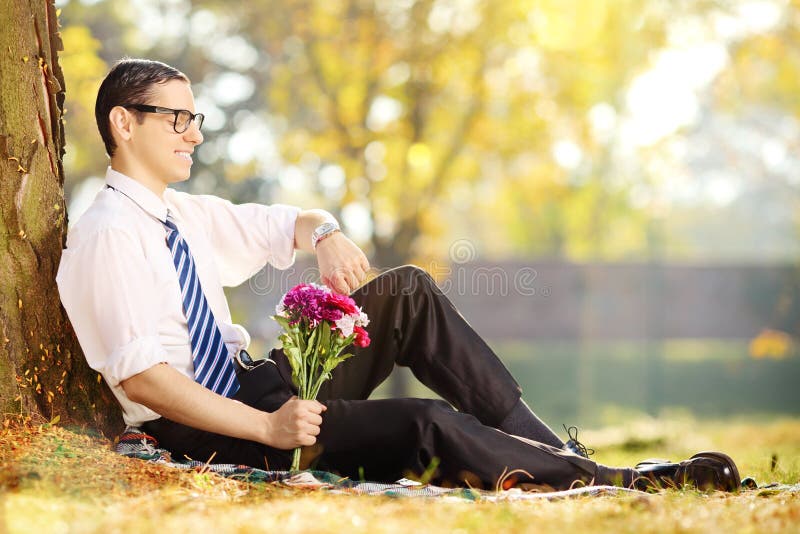 Giovane Con I Fiori - Prevedere Qualcuno Immagine Stock - Immagine di ...