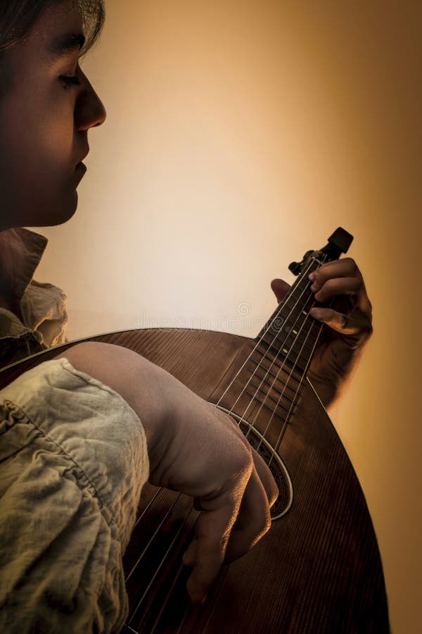 Liuto Della Chitarra Di Oud E Camicia Barrocco Rustica Bianca ...