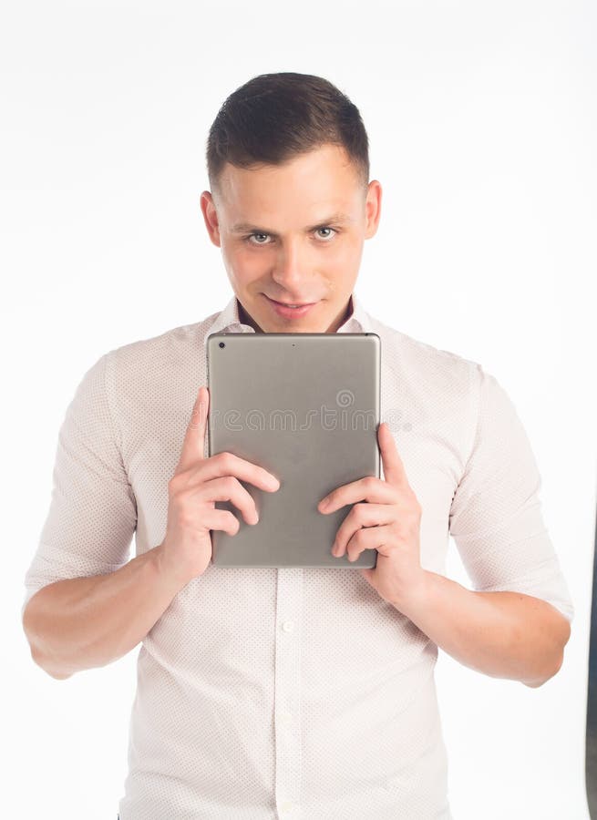 Giovane con la compressa immagine stock. Immagine di lato - 62526009