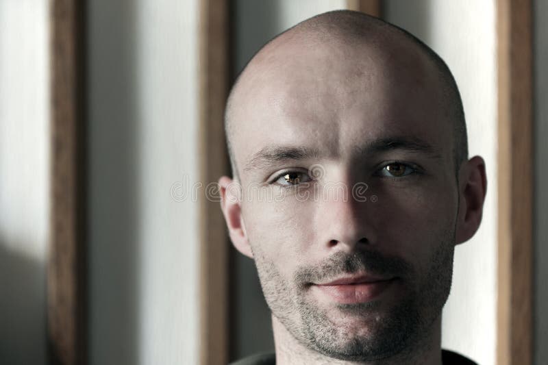 Giovane Uomo Con La Testa Rasata Fotografia Stock - Immagine di luci ...