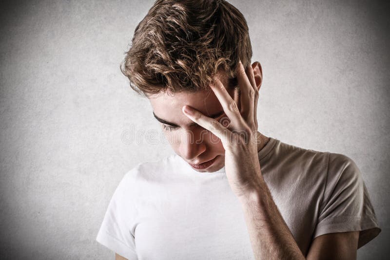 Giovane donna disperata fotografia stock. Immagine di dolore - 37978452