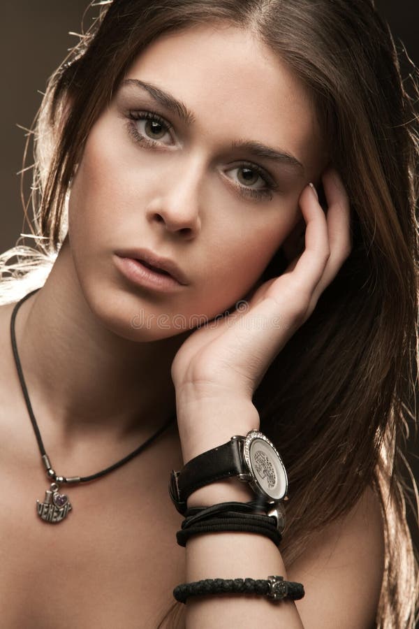 Ritratto Dello Studio Di Giovane Donna Degli Occhi Azzurri Con La ...