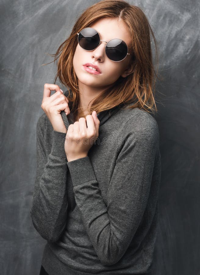 Giovane donna alla moda immagine stock. Immagine di lustro - 57756205