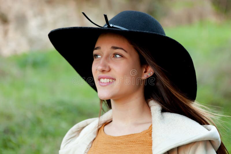 Giovane Donna Alla Moda Con Il Grande Cappello Fotografia Stock ...