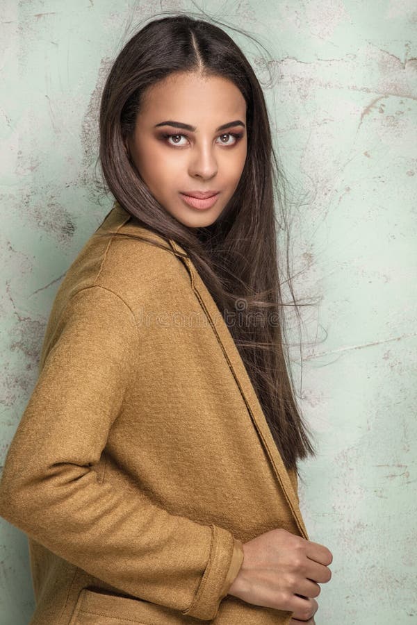 Giovane Donna Alla Moda in Studio Immagine Stock - Immagine di bello ...