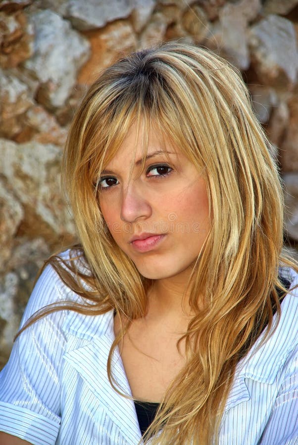 Giovane donna bionda fotografia stock. Immagine di interno - 21425690