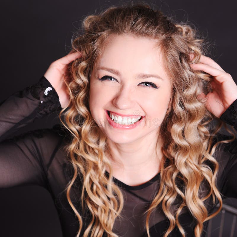 Giovane Donna Bionda Che Ride Sopra Il Nero Fotografia Stock - Immagine ...