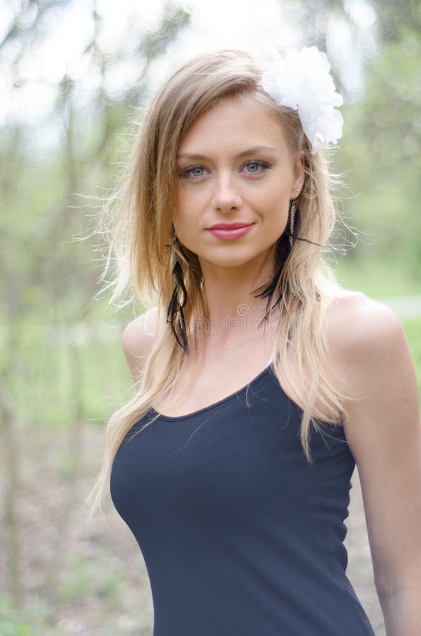 Giovane Donna Bionda Naturalmente Bella in Natura Fotografia Stock ...