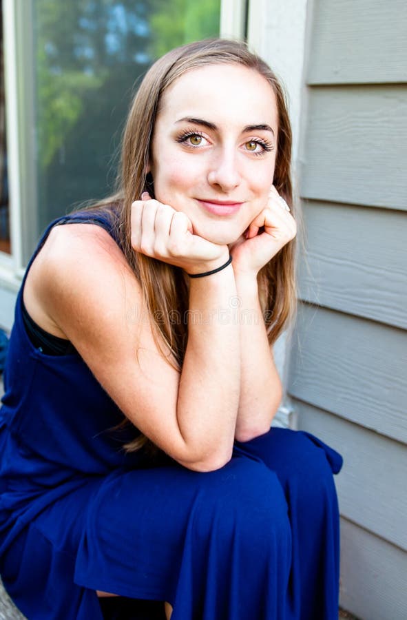 Giovane Donna Che Gode Dell'estate Fotografia Stock - Immagine di ... Giovane Donna Che Gode Dell'estate Fotografia Stock - Immagine di ...
