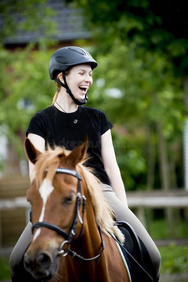 Donna Felice Sul Suo Cavallo Fotografia Stock - Immagine di coccolare ...
