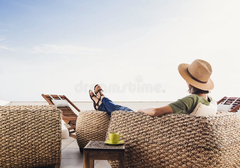 Giovane Donna Che Riposa Sul Terrazzo Dell'hotel Vacanze E Concetto Di ... Giovane Donna Che Riposa Sul Terrazzo Dell'hotel Vacanze E Concetto Di ...