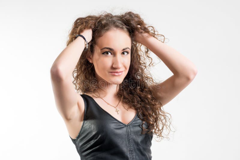 Giovane Donna Con Capelli Ricci Rossi Immagine Stock - Immagine di ...