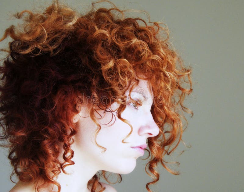 Giovane Donna Con Capelli Rossi Multi-colored Immagine Stock - Immagine ...