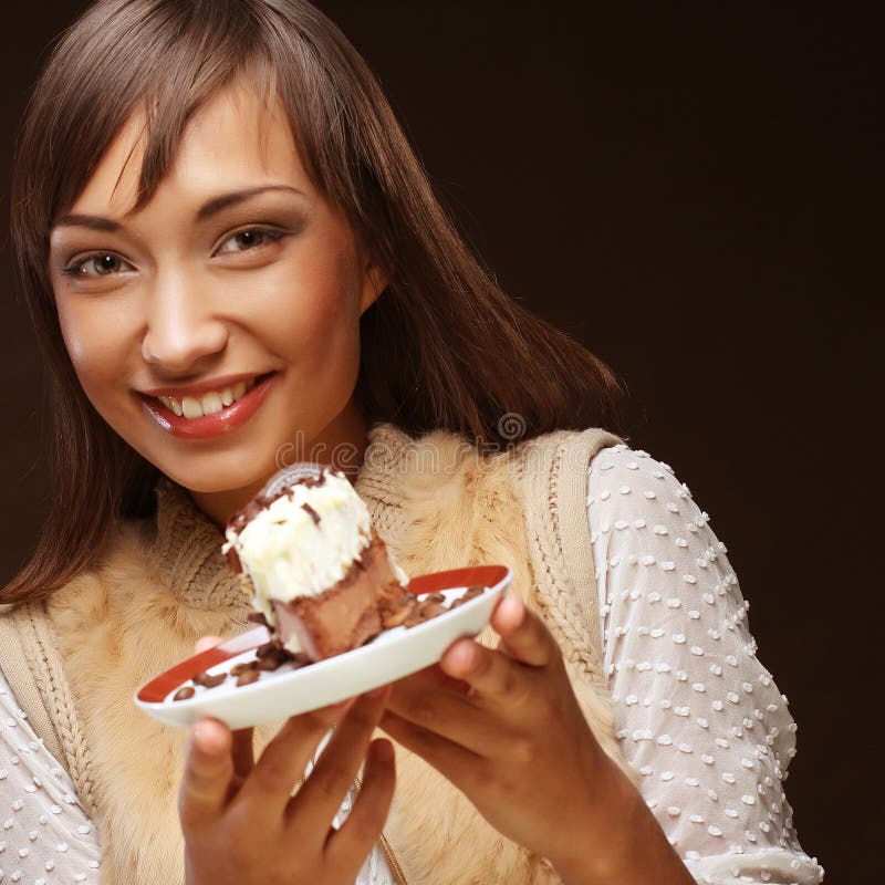 Giovane donna con un dolce immagine stock. Immagine di faccia - 49231553