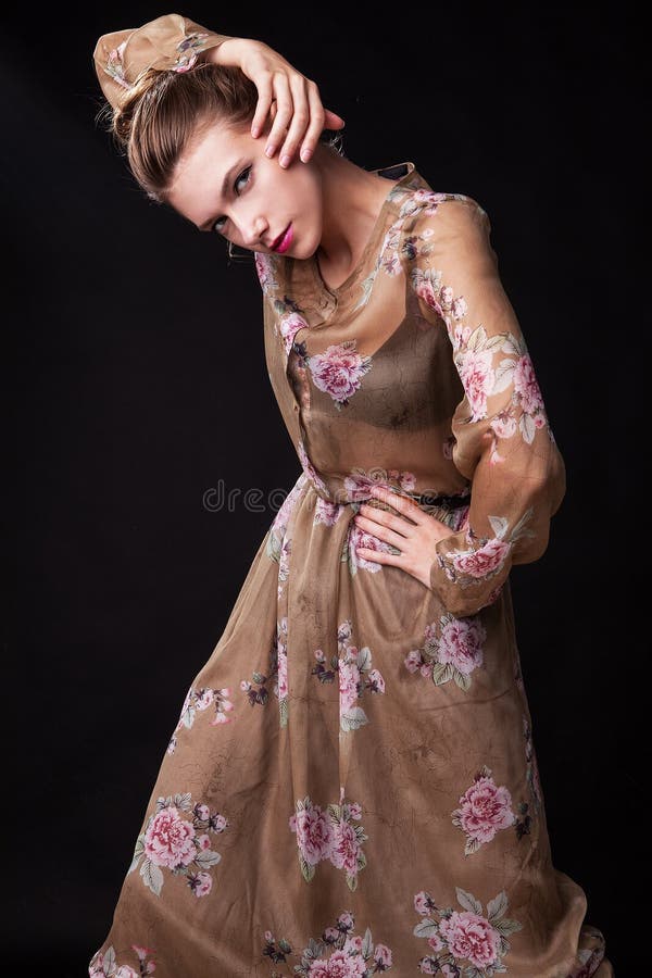 Giovane Donna Di Bellezza & Sensuale in Un Vestito Alla Moda. Immagine ...