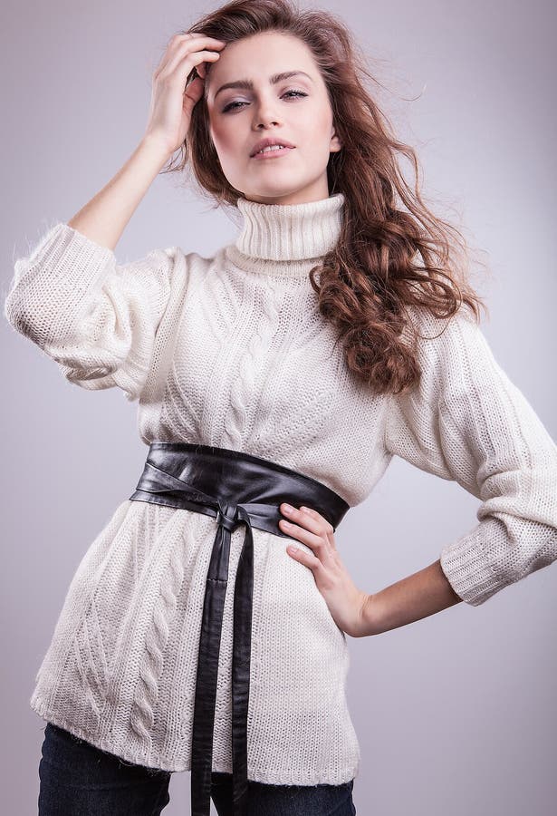 Giovane Donna Di Bellezza & Sensuale in Un Vestito Alla Moda. Immagine ...