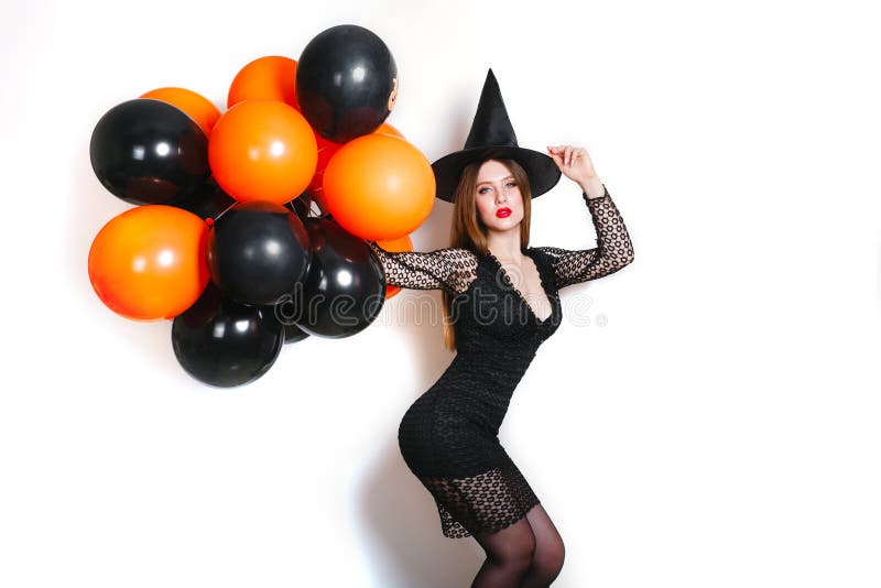 Giovane Donna Gotica Felice in Costume Di Halloween Della Strega Con Il ... Giovane Donna Gotica Felice in Costume Di Halloween Della Strega Con Il ...