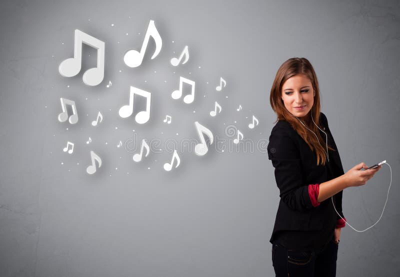 Giovane Donna Graziosa Che Canta E Che Ascolta La Musica Con Il Musical N Fotografia Stock