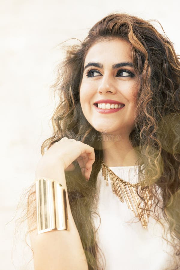 Giovane Donna Riccia Sorridente Fotografia Stock - Immagine di ...