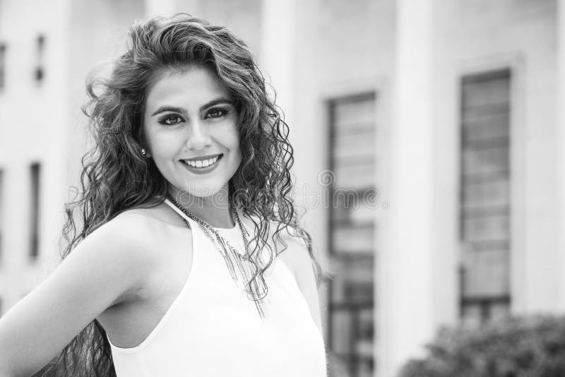 Giovane Donna Riccia Sorridente Bello Modello Rebecca 36 Immagine Stock ...