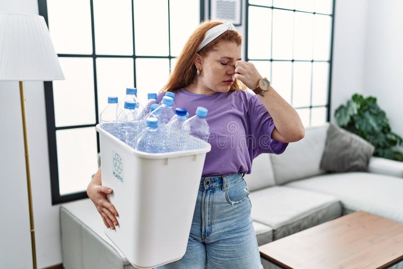 Giovane Donna Rossa Che Ricicla Il Cestello Con Bottiglie Di Plastica ... Giovane Donna Rossa Che Ricicla Il Cestello Con Bottiglie Di Plastica ...