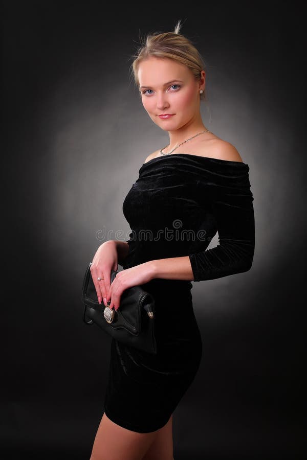 Giovane Donna Snella Elegante Con Una Borsa Immagine Stock - Immagine ...