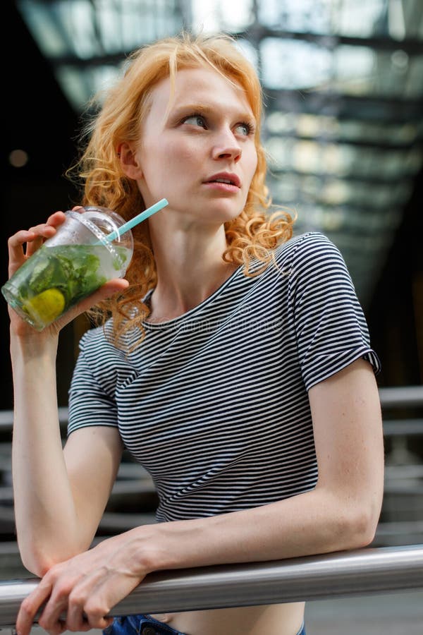 Giovane Donna Snella in Mojito Di Rinfresco Bevente Della Camicia a ...