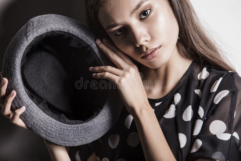 Giovane E Bella Modella Ragazza Asiatica Col Cappello Fotografia Stock ...