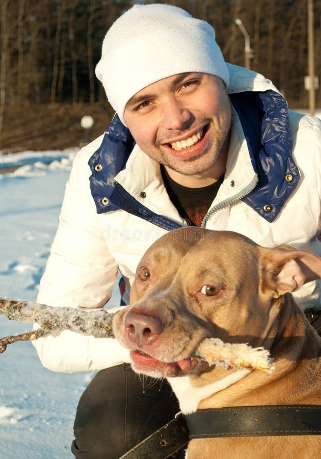 Giovane ed il suo cane fotografia stock. Immagine di amici - 23917980
