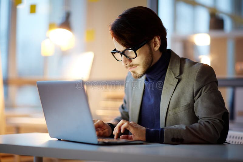 Giovane Imprenditore Focused Su Lavoro Fotografia Stock - Immagine di ...