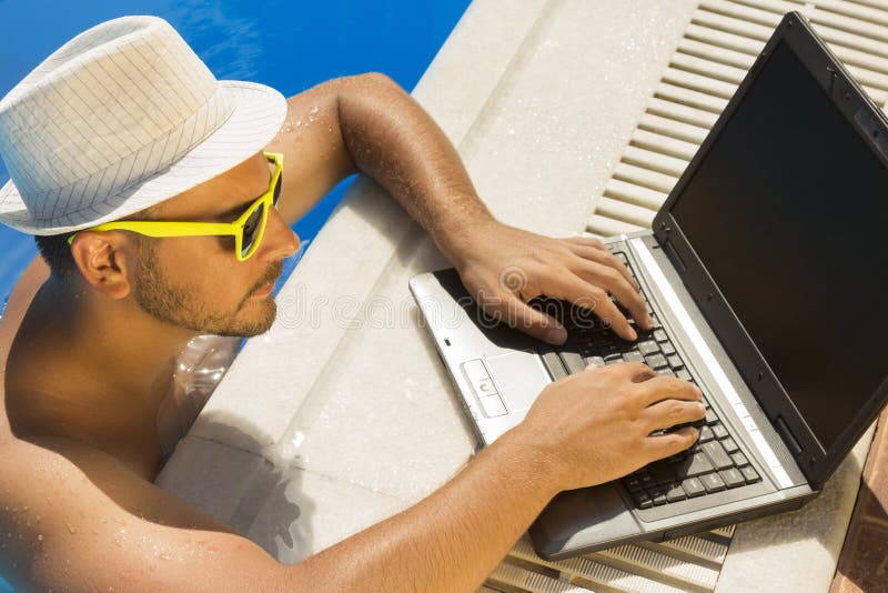 Giovane Lavorare Maschio Al Computer Portatile Da Una Piscina ...
