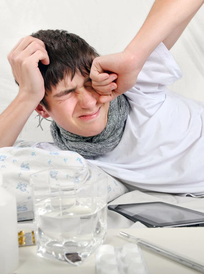 Giovane Malato Con La Compressa Fotografia Stock - Immagine di ...