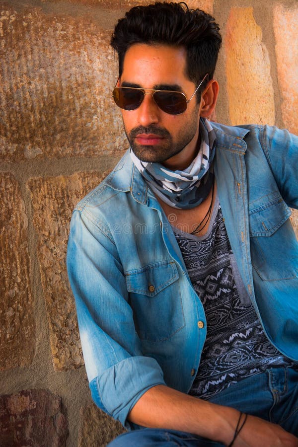 Modello maschile giovane fotografia stock. Immagine di vestiti - 59464016