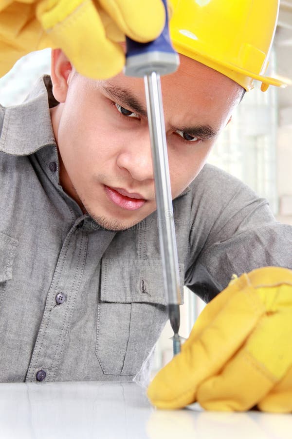 Giovane operaio immagine stock. Immagine di casco, persona - 29062549