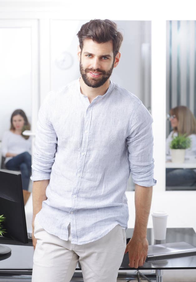 Giovane Funzionamento Del Professionista Fotografia Stock - Immagine di ...