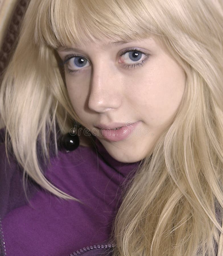 Giovane ragazza bionda immagine stock. Immagine di abbastanza - 10826797