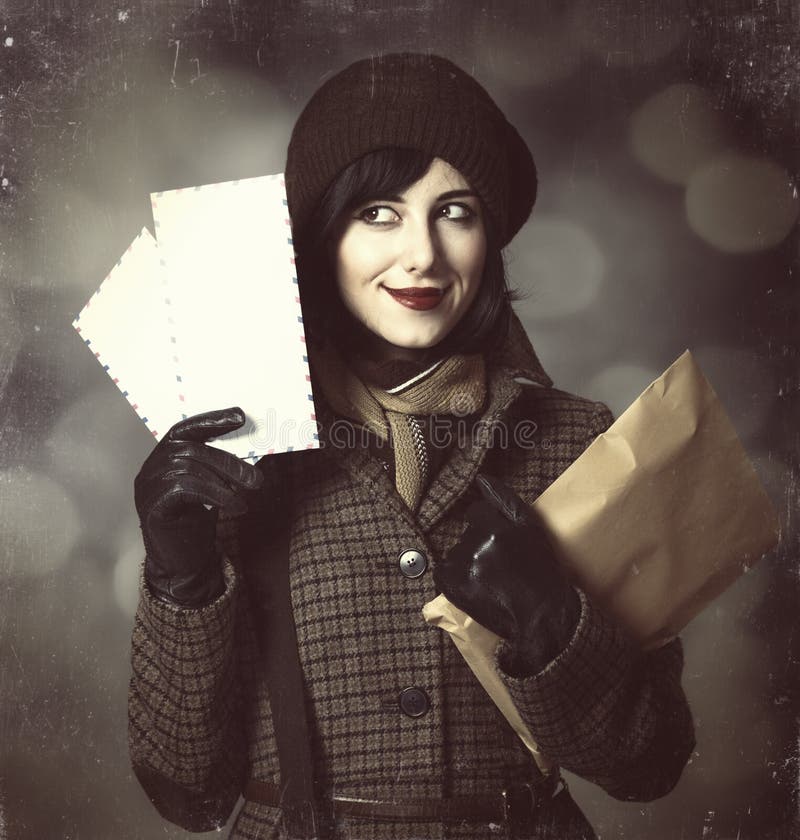 Giovane Ragazza Del Postino Con Posta. Foto Nel Vecchio Stile Di Colore ... Giovane Ragazza Del Postino Con Posta. Foto Nel Vecchio Stile Di Colore ...