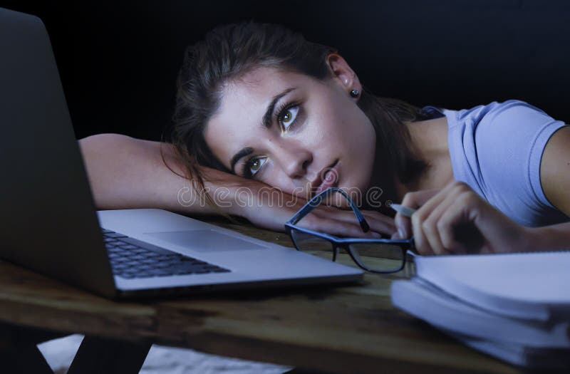 Giovane Studentessa Che Studia Fino a Tarda Notte, Stanca a Casa, Con ...