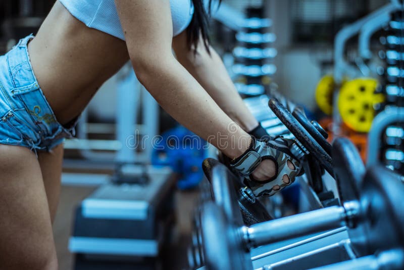 Giovane Ragazza Sexy In Una Palestra Di Sport Immagine Stock Immagine