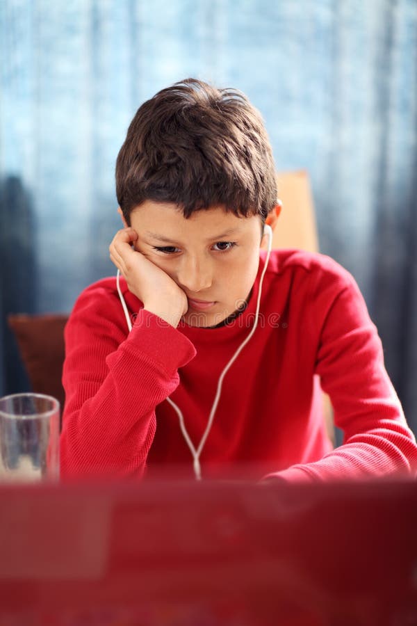 Giovane Ragazzo Annoiato Che Fa Il Suo Compito Fotografia Stock ...