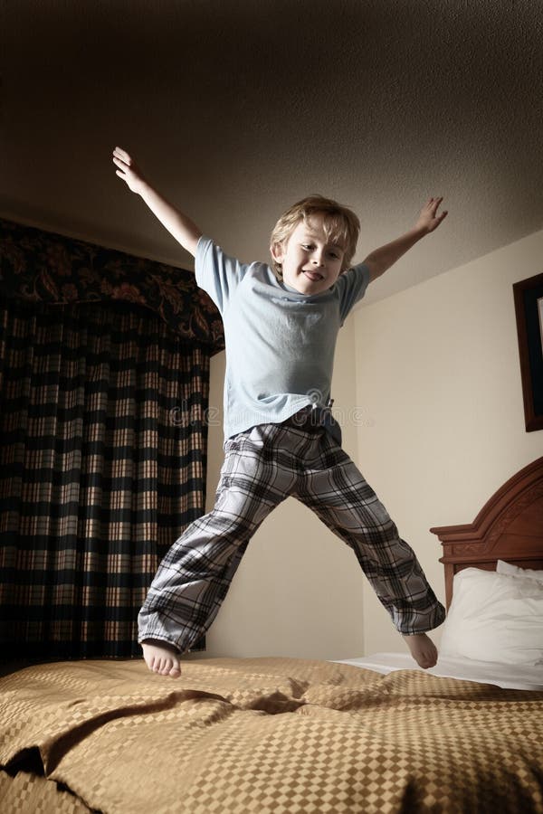 Giovane Ragazzo Che Salta Sulla Base Fotografia Stock - Immagine di ...