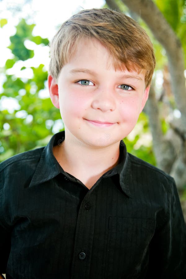 Giovane ragazzo sveglio immagine stock. Immagine di essendo - 21071707