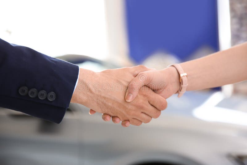 Giovane Rappresentante Che Stringe Le Mani Con Il Cliente Fotografia ...