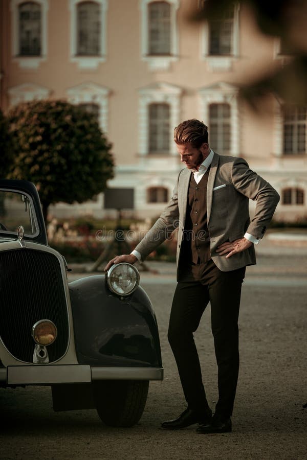 Giovane Ricco Sicuro Con La Cartella Vicino Al Convertibile Classico ...